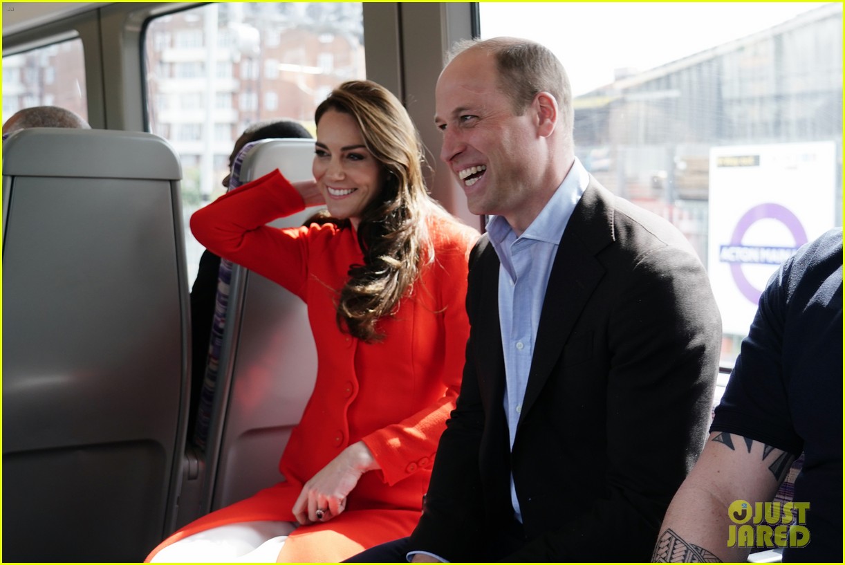 Prince William & Kate Middleton Enjoy Pints at a Pub, Ride Public ...