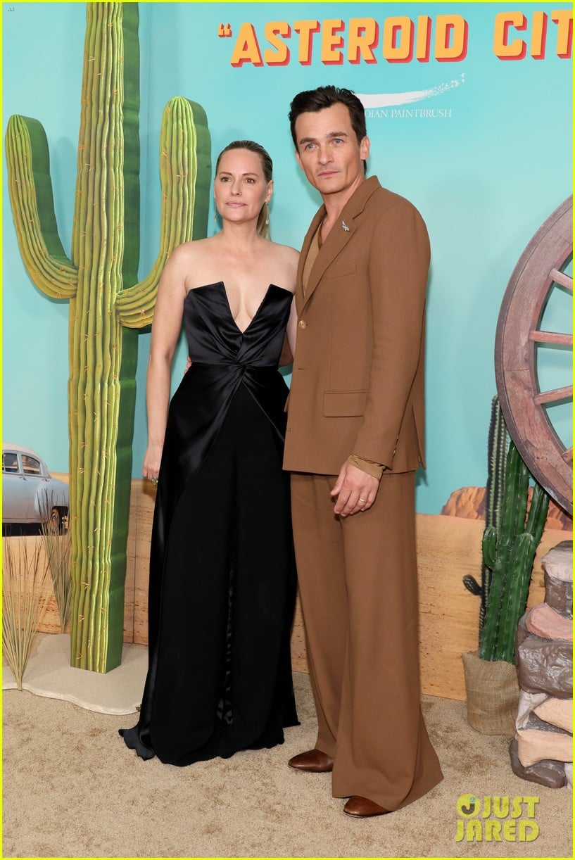 Scarlett Johansson, Maya Hawke & Margot Robbie Go Classic in Black & White Looks For 'Asteroid ...