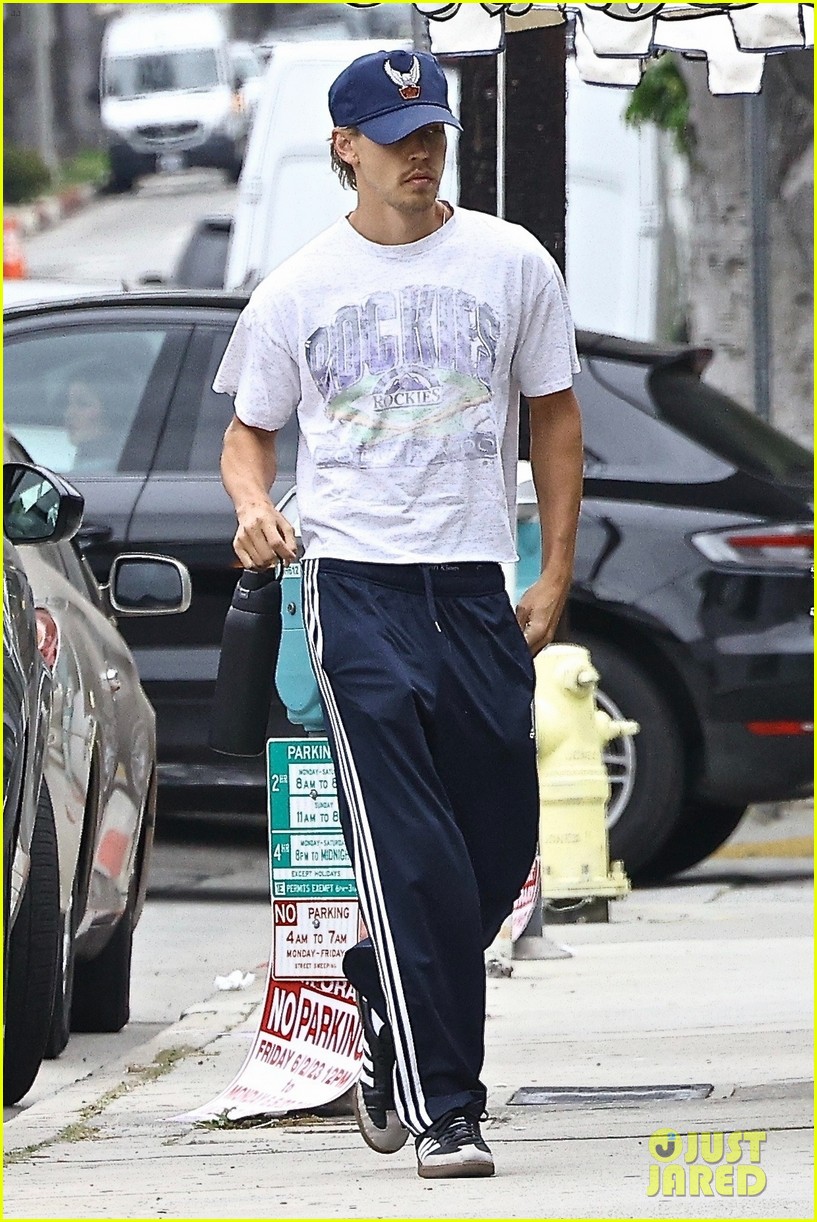 Austin Butler Wears a Colorado Rockies Shirt to Catch a Workout in Los ...