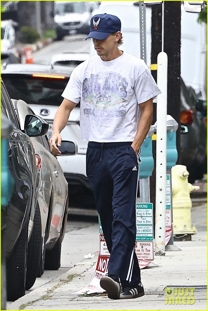 Austin Butler Wears a Colorado Rockies Shirt to Catch a Workout in Los ...