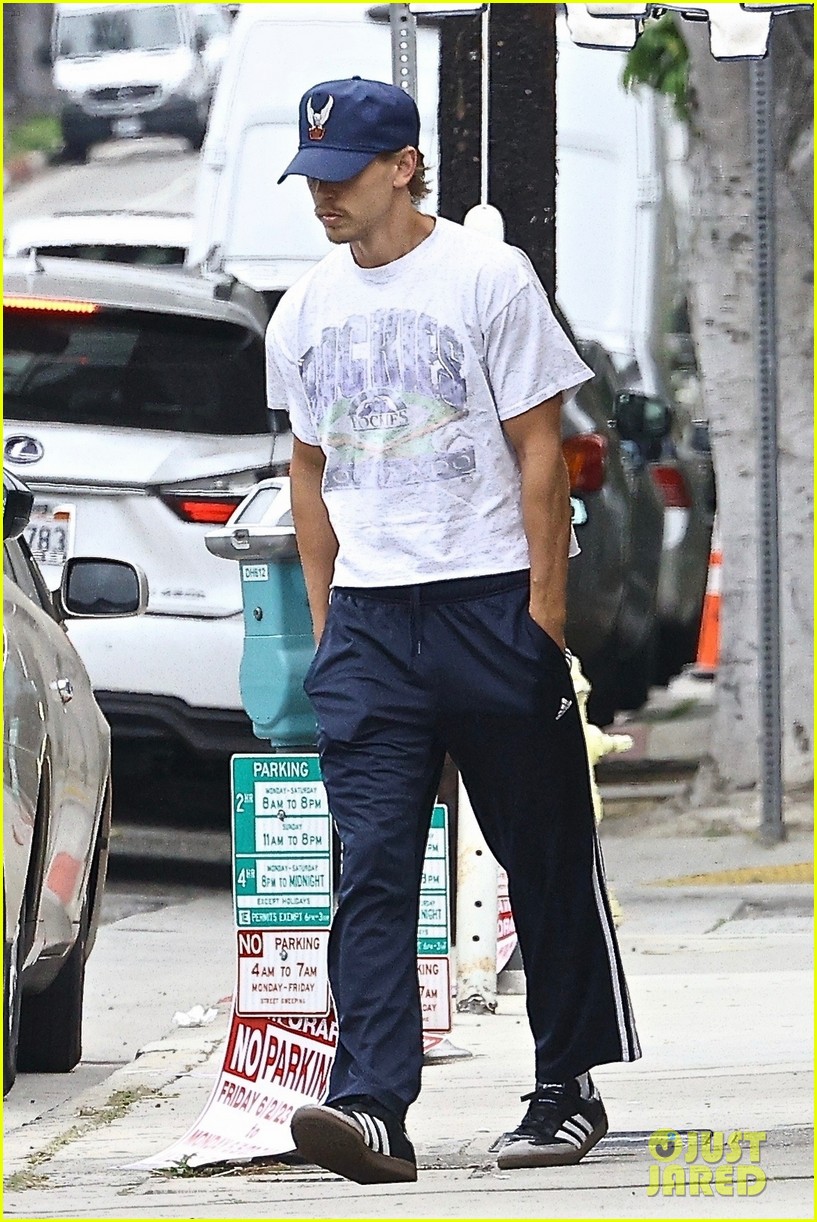 Austin Butler Wears a Colorado Rockies Shirt to Catch a Workout in Los ...