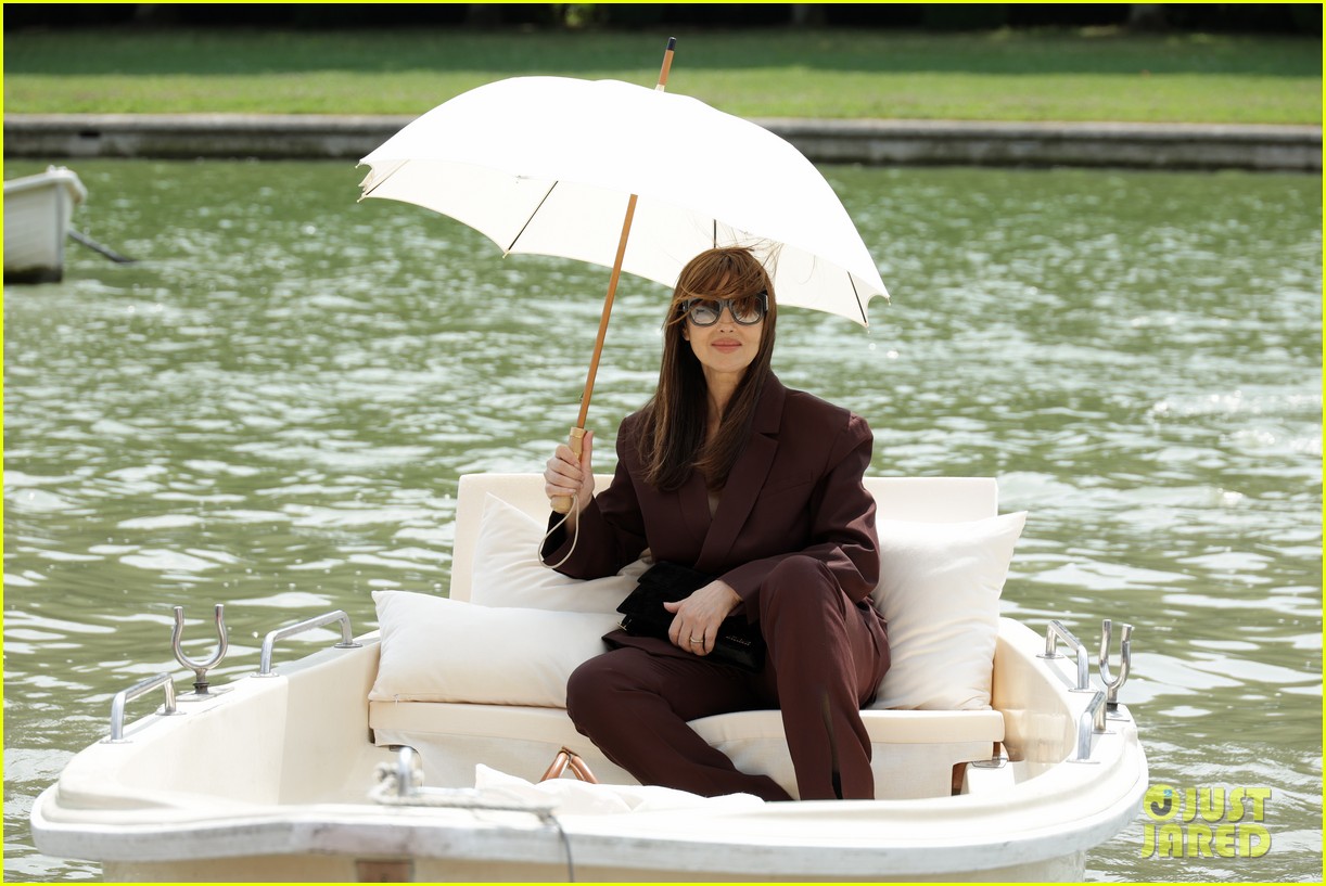 Victoria & David Beckham Take A Row Boat To Watch Jacquemus' Fashion ...