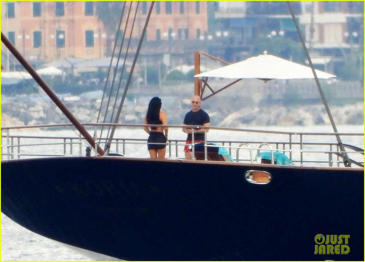 Jeff Bezos Spotted Playing Photographer for Lauren Sanchez on His $500 ...