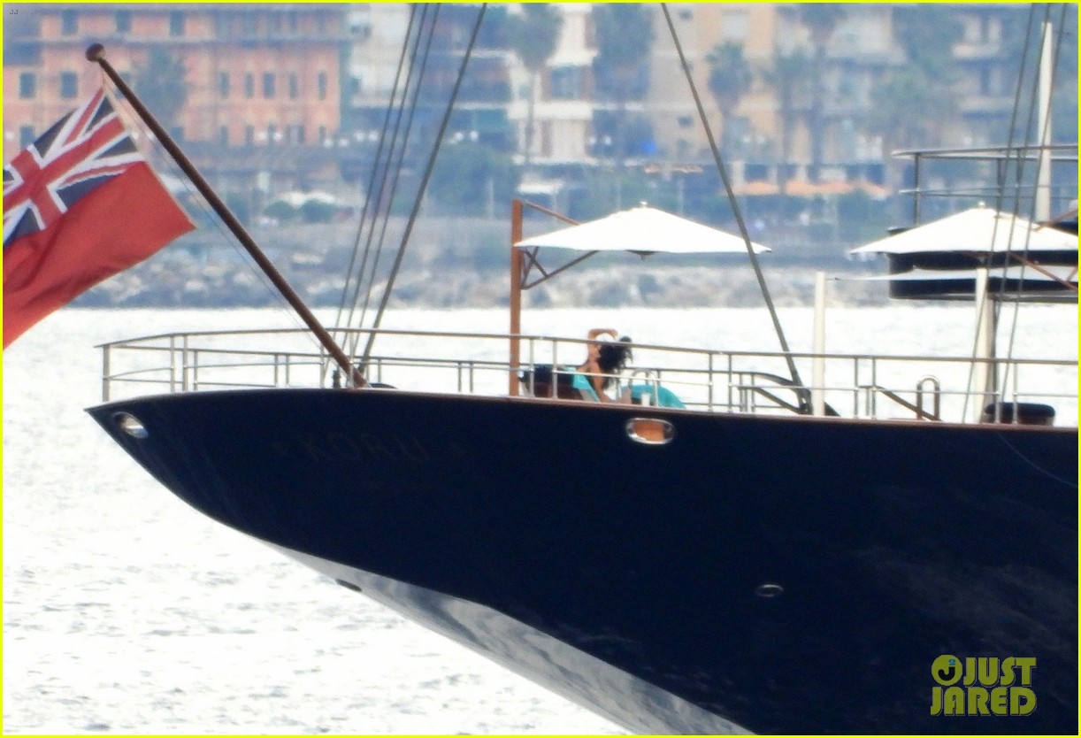 Jeff Bezos Spotted Playing Photographer for Lauren Sanchez on His $500 ...