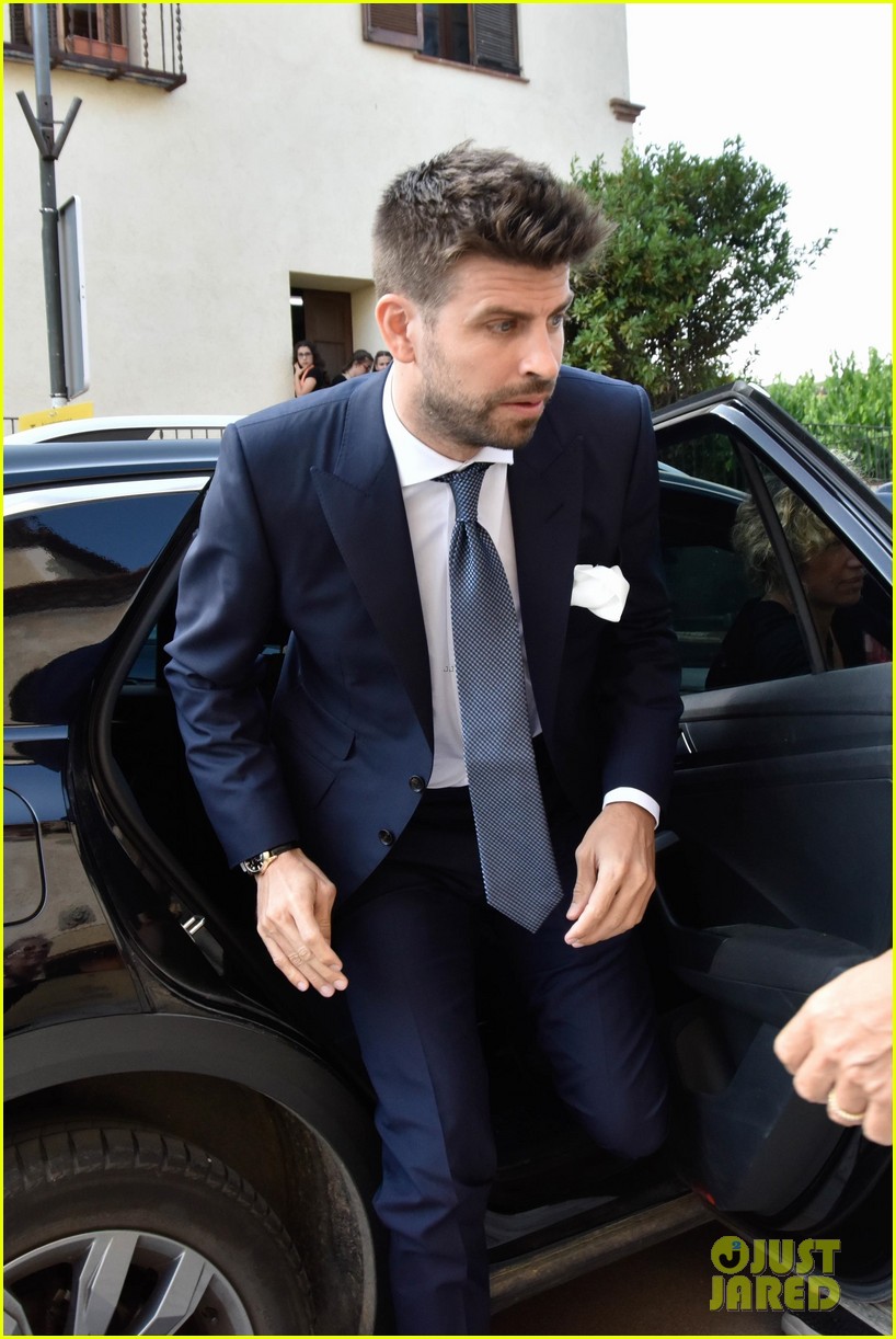 Gerard Pique & Girlfriend Clara Chia Attend His Brother's Wedding in ...