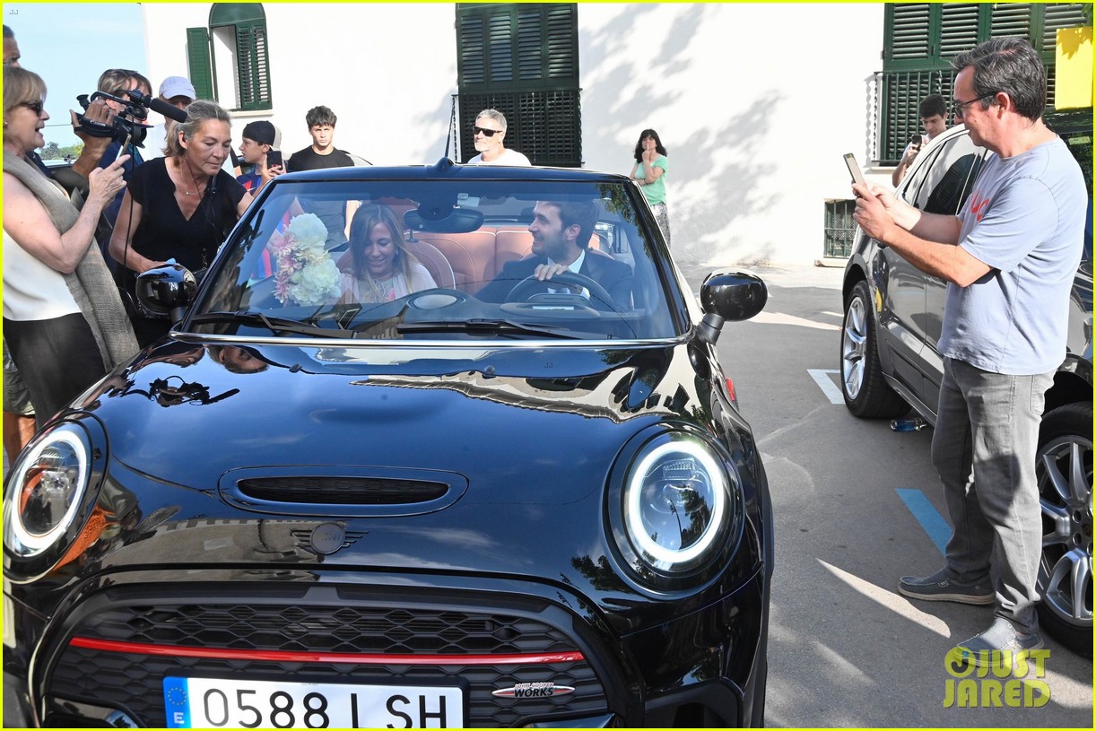 Gerard Pique & Girlfriend Clara Chia Attend His Brother's Wedding in ...