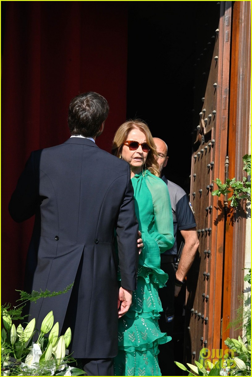 Gerard Pique & Girlfriend Clara Chia Attend His Brother's Wedding in ...