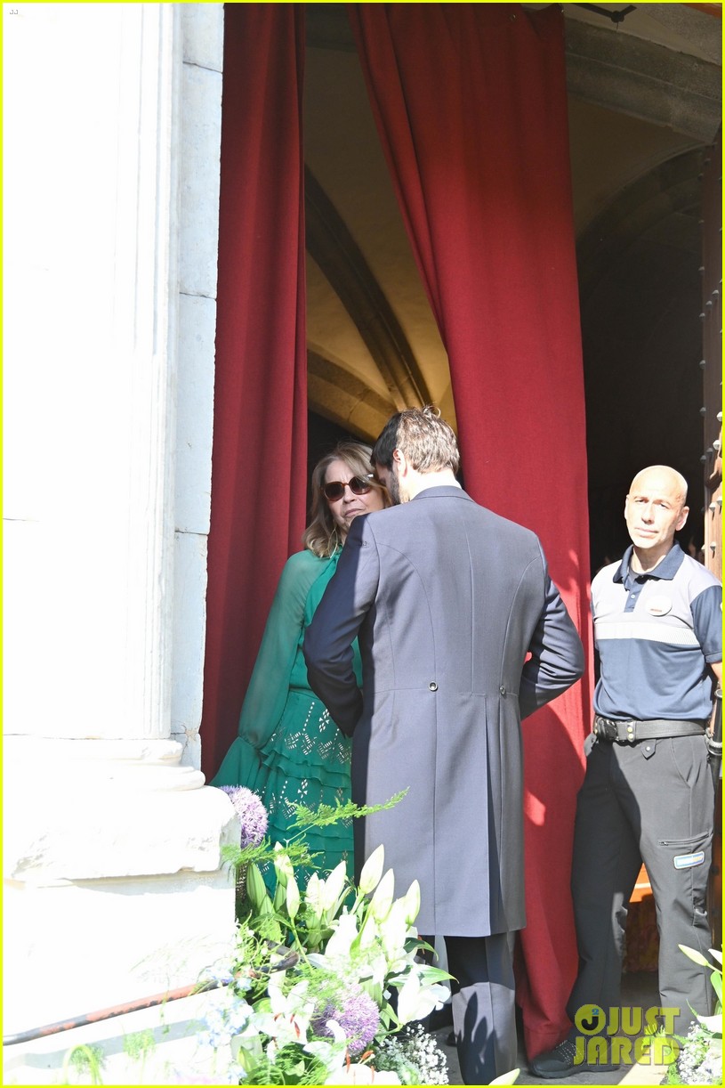 Gerard Pique & Girlfriend Clara Chia Attend His Brother's Wedding in ...