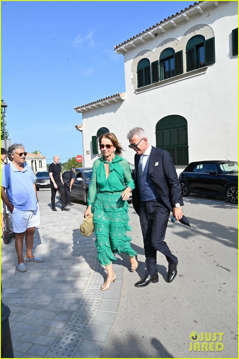 Gerard Pique & Girlfriend Clara Chia Attend His Brother's Wedding in ...