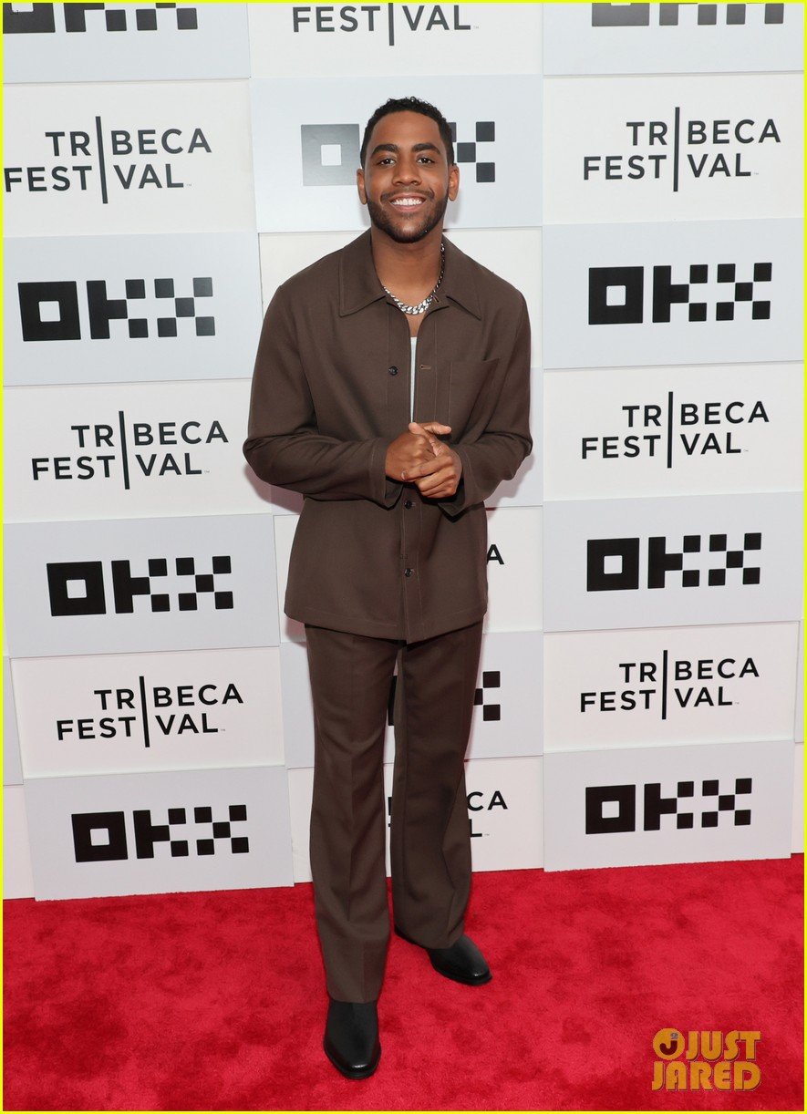 Pregnant Claire Danes Shows Off Her Baby Bump at 'Full Circle' Tribeca ...