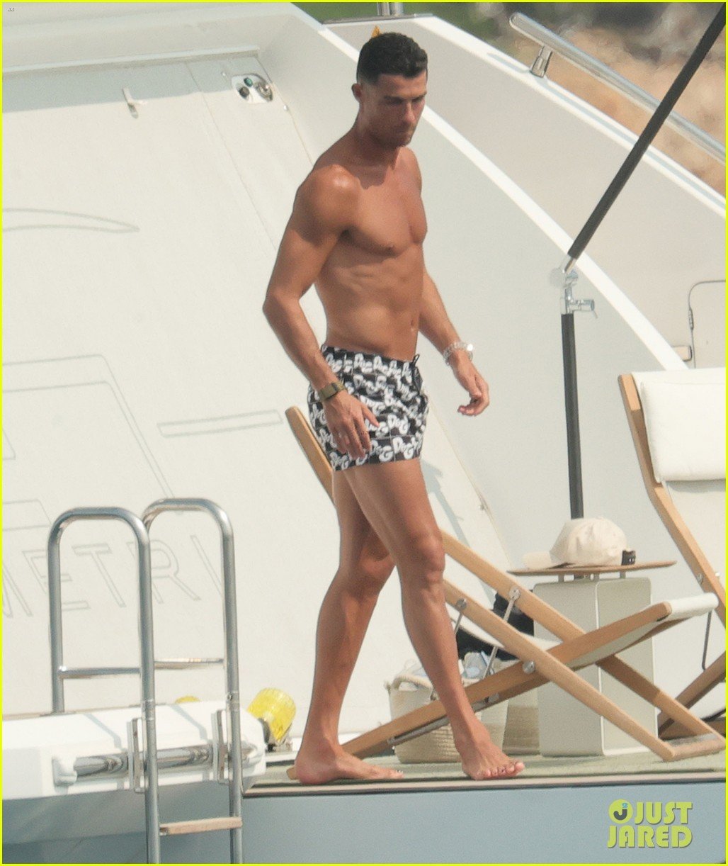 Cristiano Ronaldo Shows Off Ripped Physique While Going Shirtless on Vacation in Italy: Photo ...