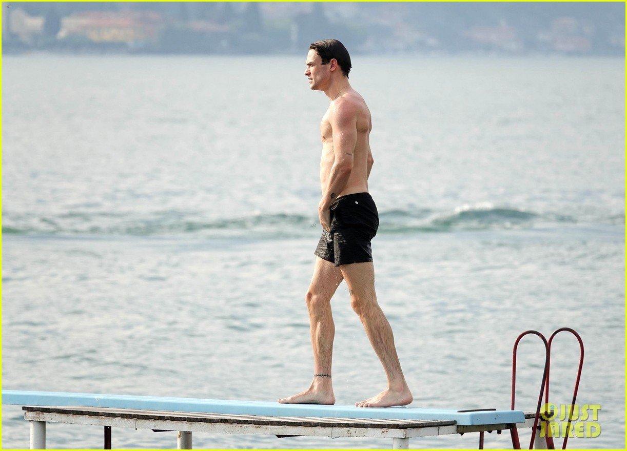 Thomas Doherty Goes Shirtless While Enjoying a Lake Como Vacation! (Photos): Photo 4947822 ...