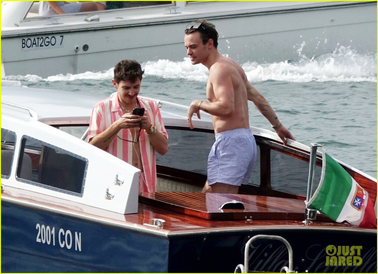 Thomas Doherty Goes Shirtless While Enjoying a Lake Como Vacation ...