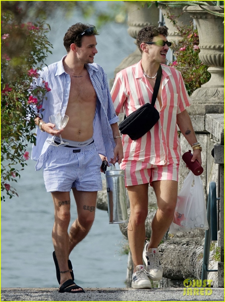 Thomas Doherty Goes Shirtless While Enjoying a Lake Como Vacation ...