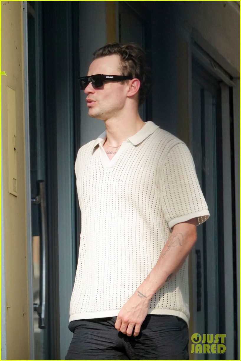 Thomas Doherty Goes Shirtless While Enjoying a Lake Como Vacation ...