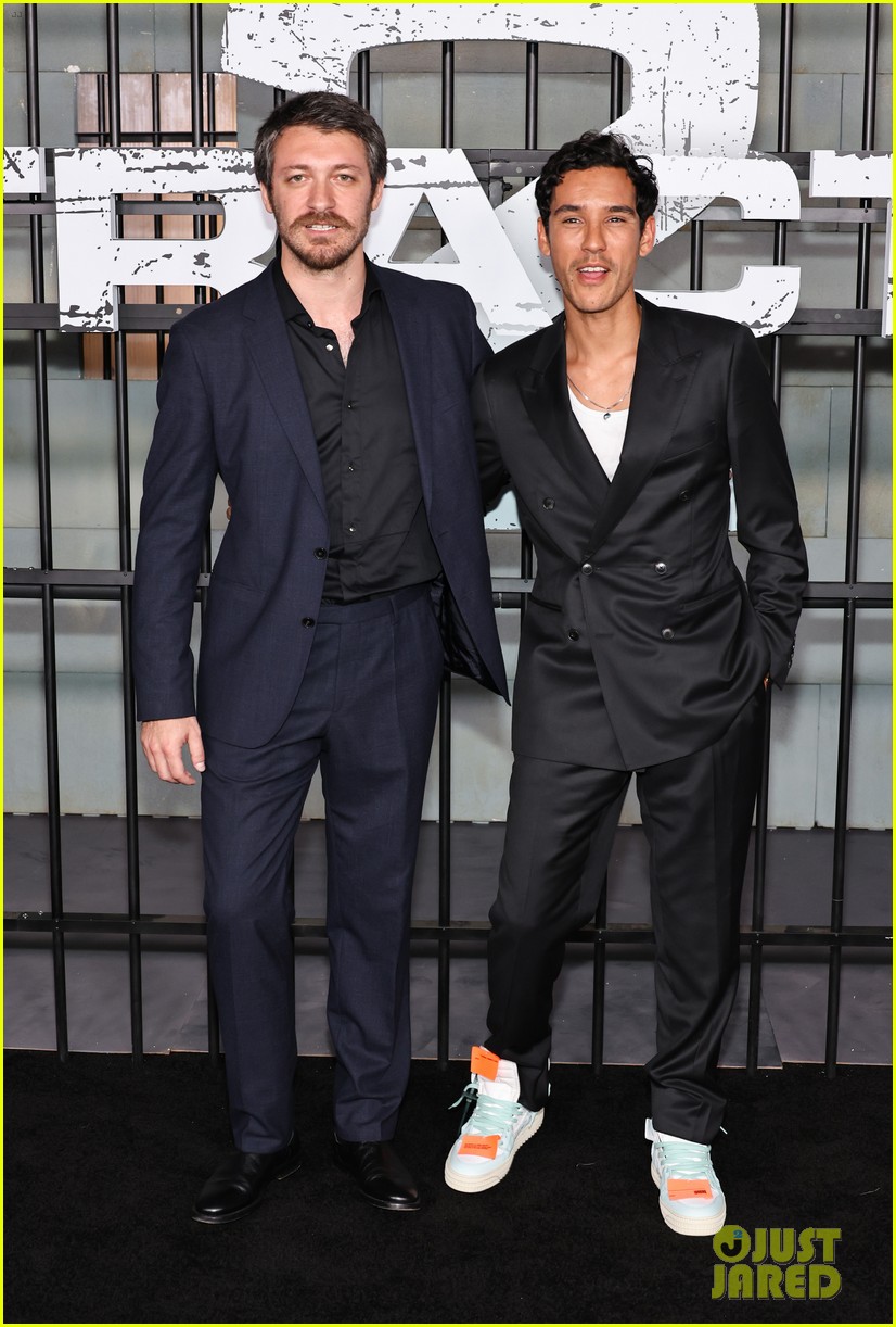 Chris Hemsworth Gets Support From Brothers Liam & Luke at 'Extraction 2 ...