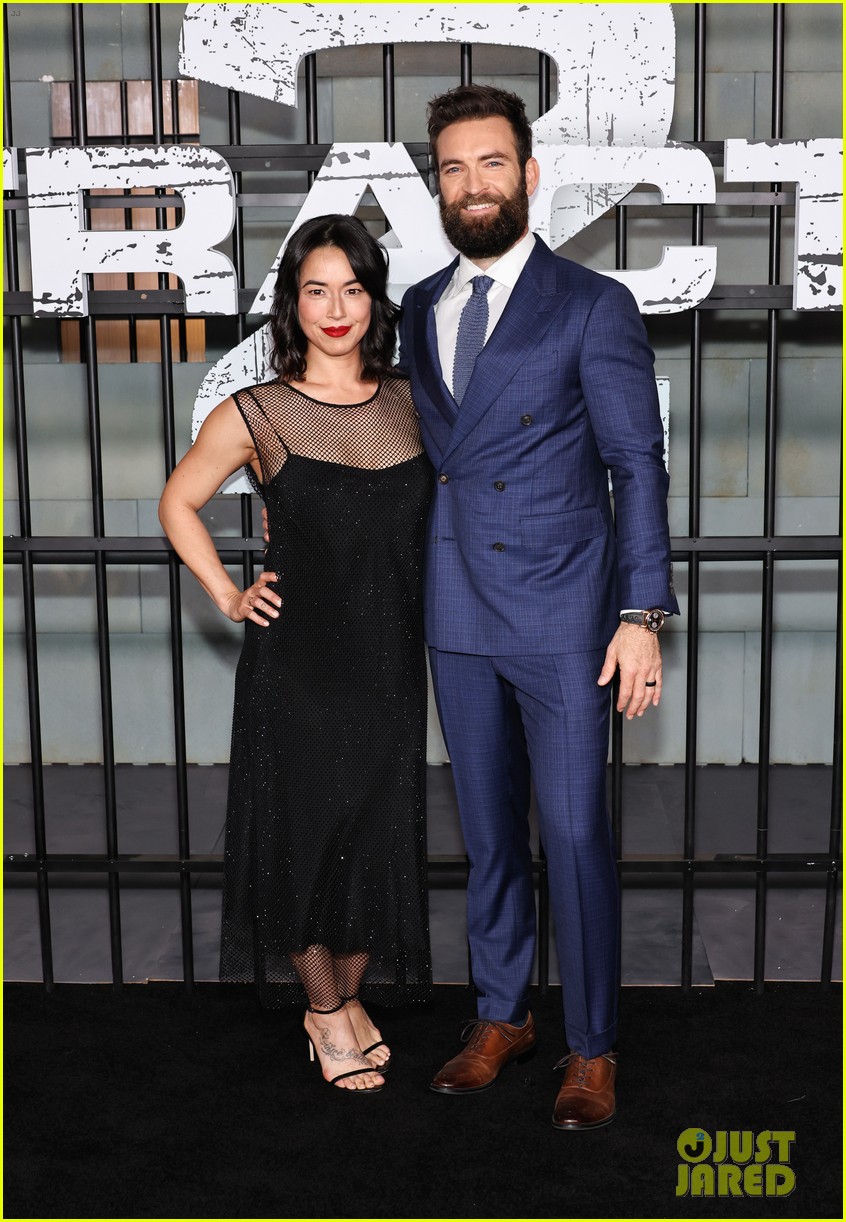 Chris Hemsworth Gets Support From Brothers Liam & Luke at 'Extraction 2 ...