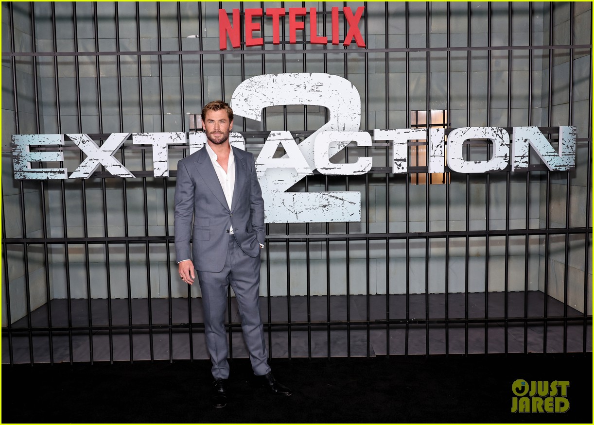 Chris Hemsworth Gets Support From Brothers Liam & Luke at 'Extraction 2 ...