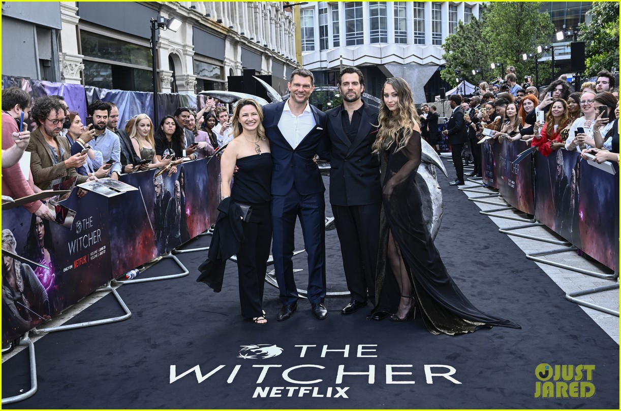 Henry Cavill & Girlfriend Natalie Viscuso Make A Striking Couple at ...