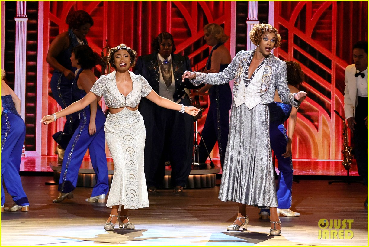 The 'Some Like It Hot' Cast Lights Up Tony Awards 2023 With Performance ...