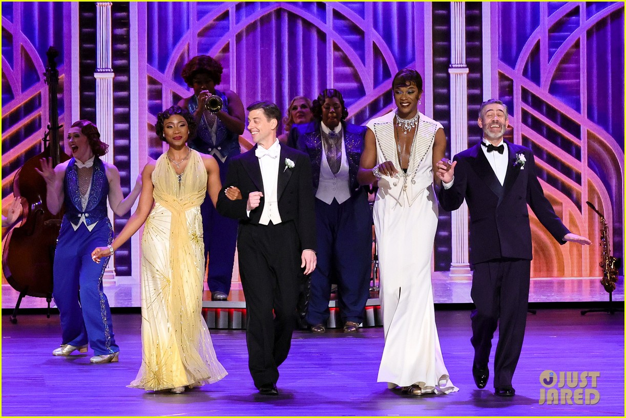 The 'Some Like It Hot' Cast Lights Up Tony Awards 2023 With Performance ...