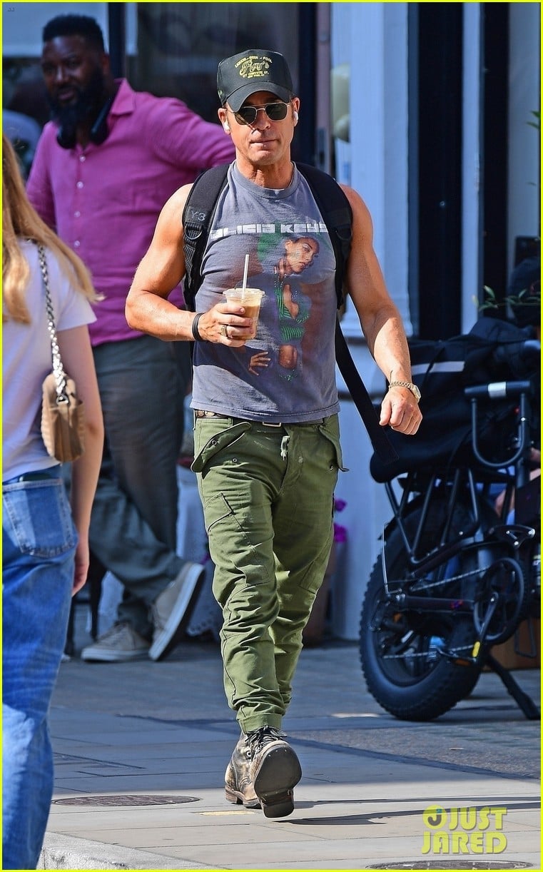 Justin Theroux Shows Off His Muscles During Day Out in London: Photo ...