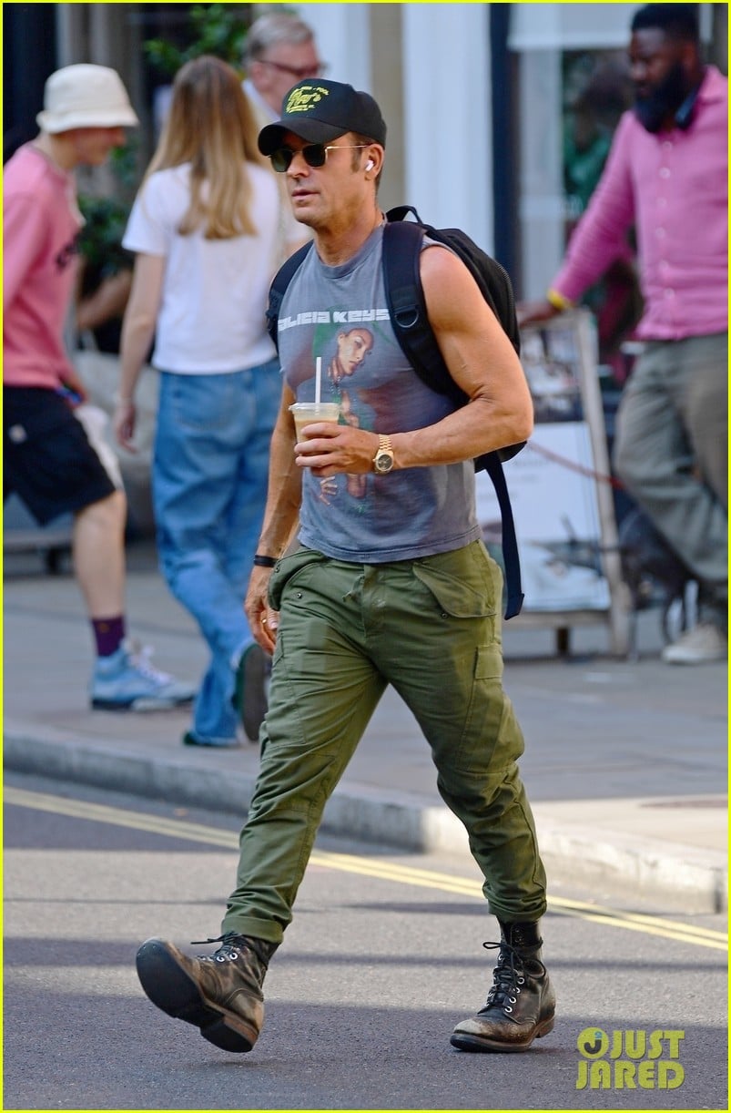 Justin Theroux Shows Off His Muscles During Day Out in London: Photo ...