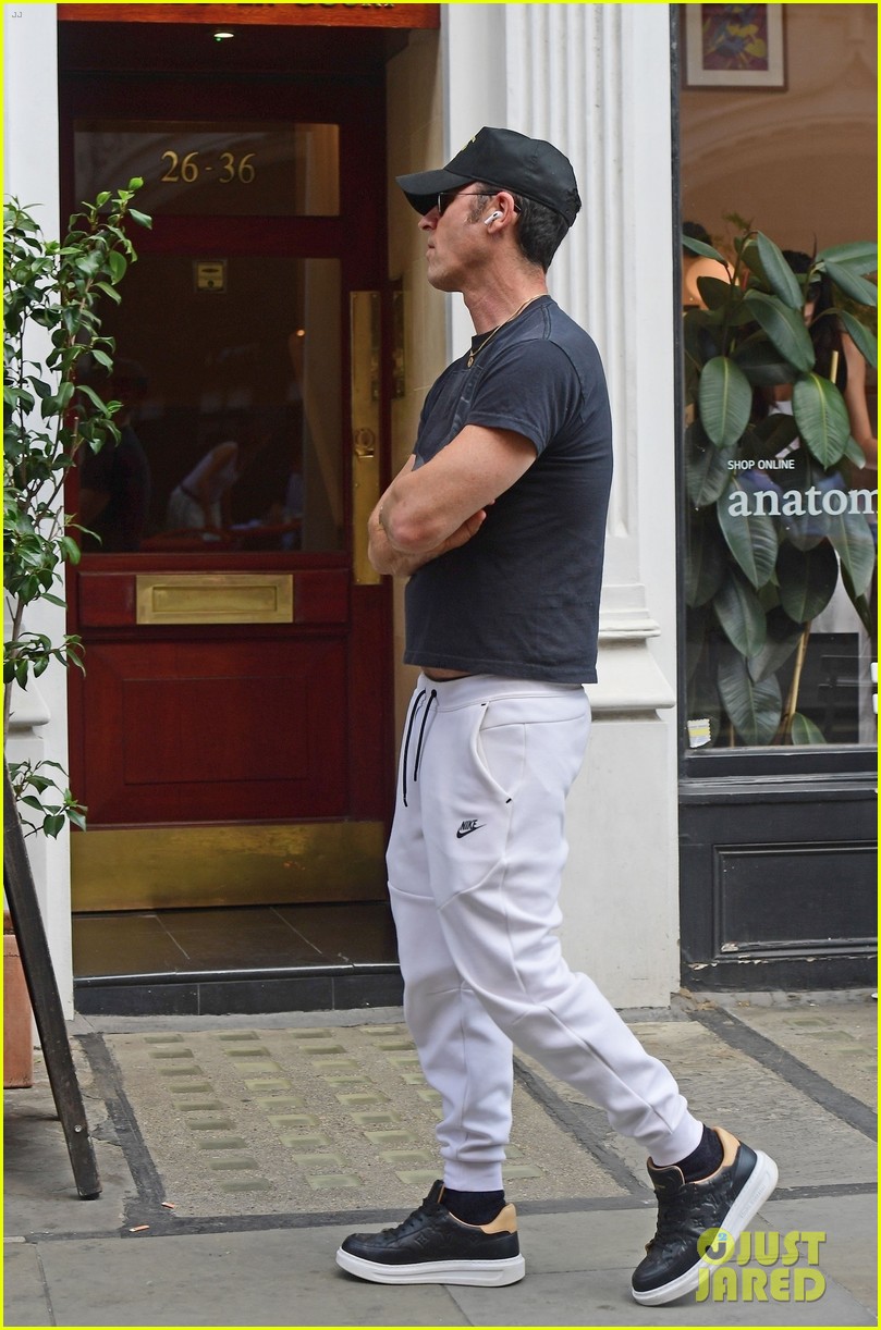 Justin Theroux Shows Off His Muscles During Day Out in London: Photo ...