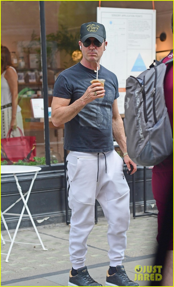 Justin Theroux Shows Off His Muscles During Day Out in London: Photo ...