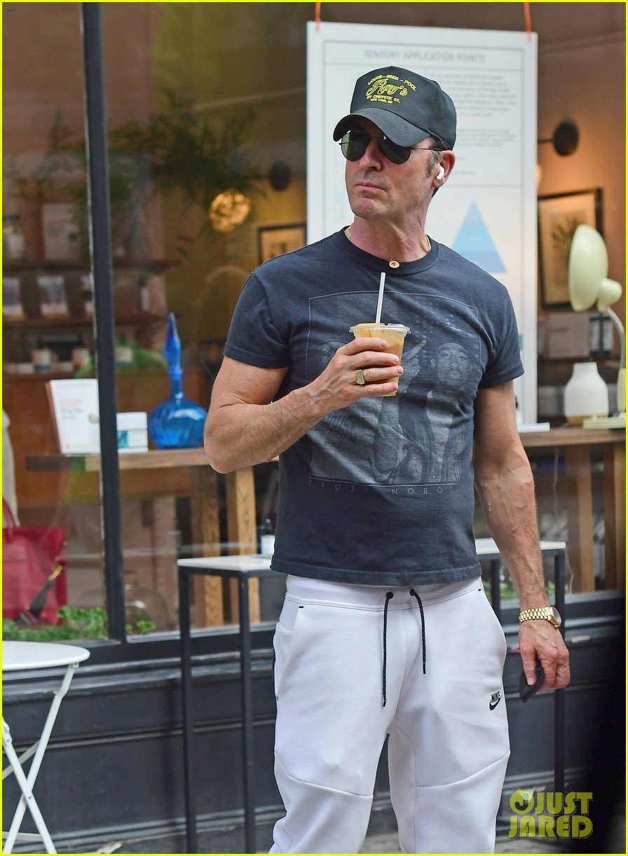 Justin Theroux Shows Off His Muscles During Day Out in London: Photo ...
