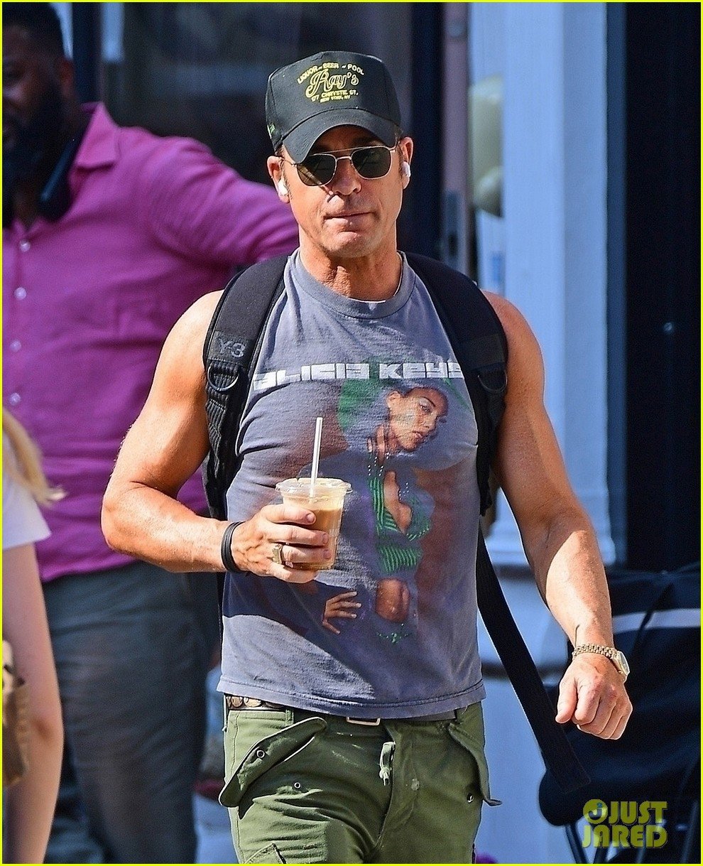 Justin Theroux Shows Off His Muscles During Day Out in London: Photo ...
