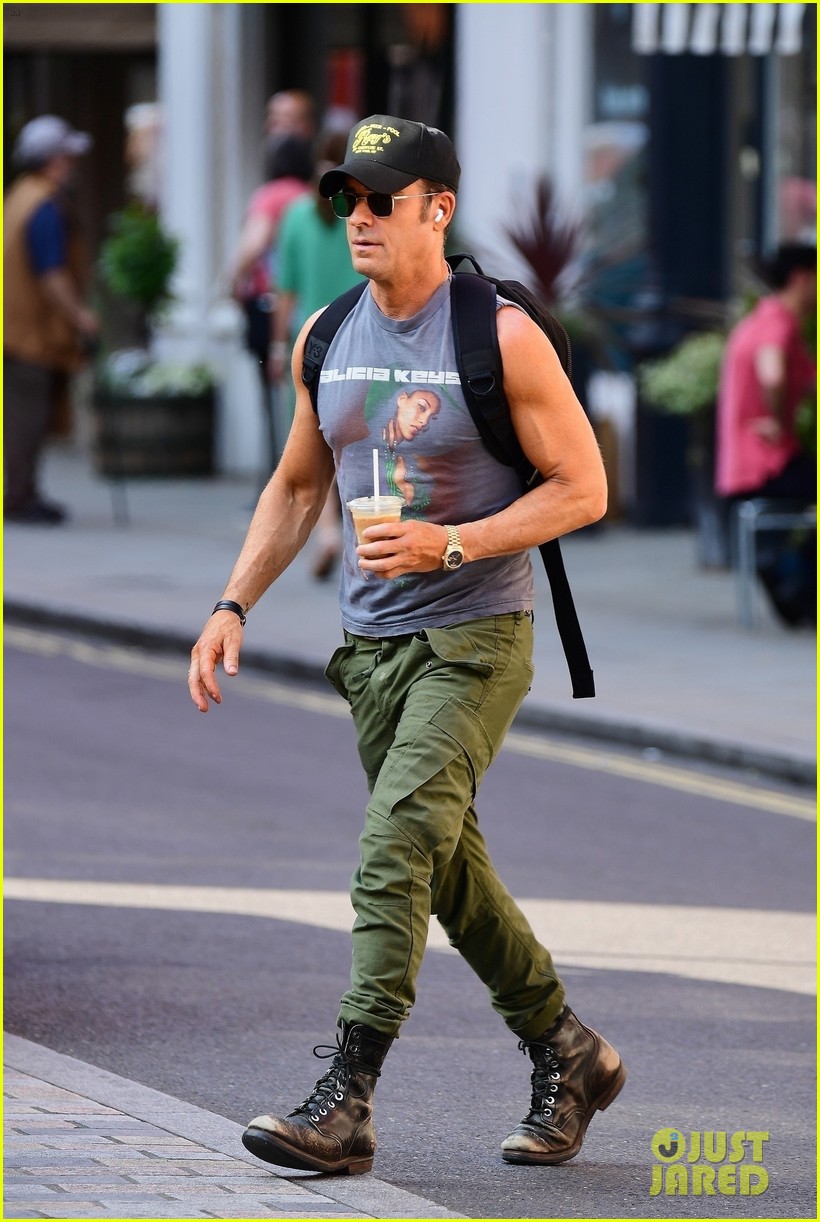 Justin Theroux Shows Off His Muscles During Day Out in London: Photo ...