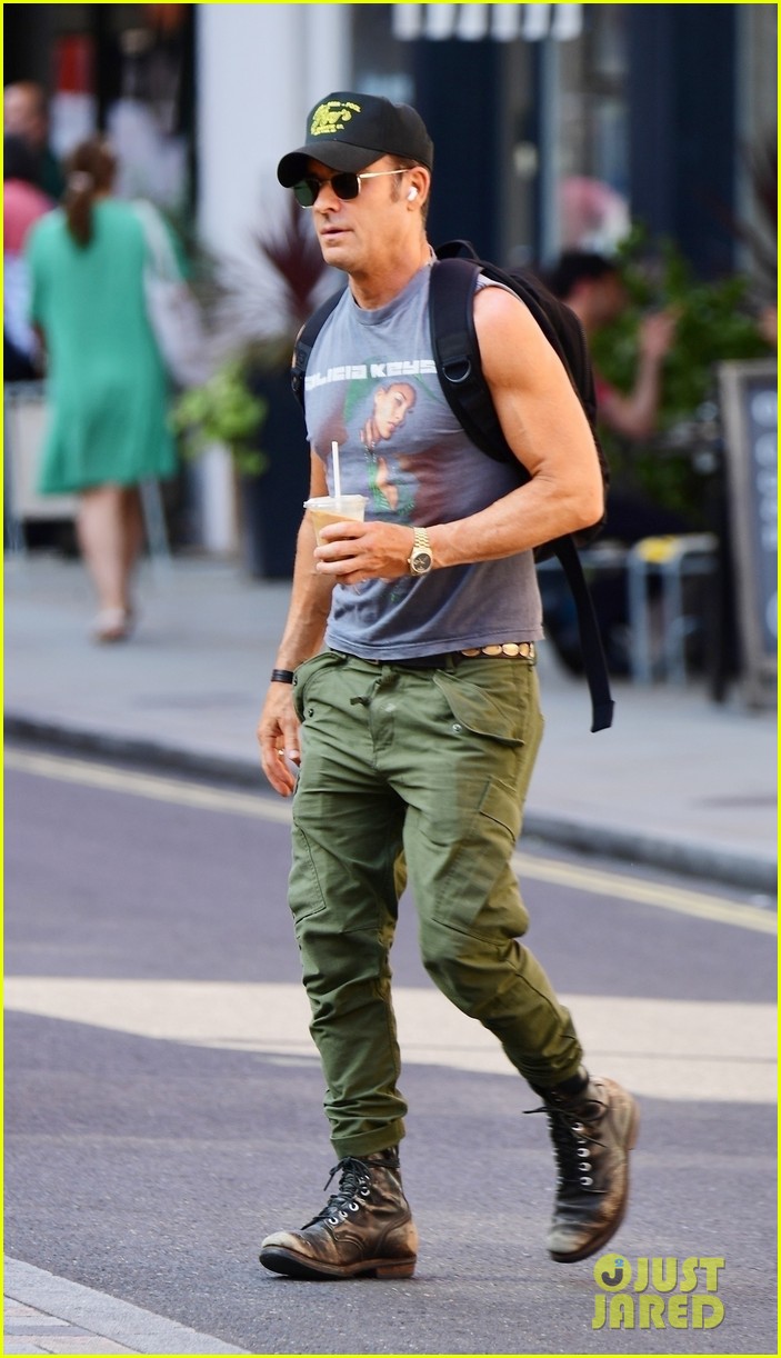 Justin Theroux Shows Off His Muscles During Day Out in London: Photo ...