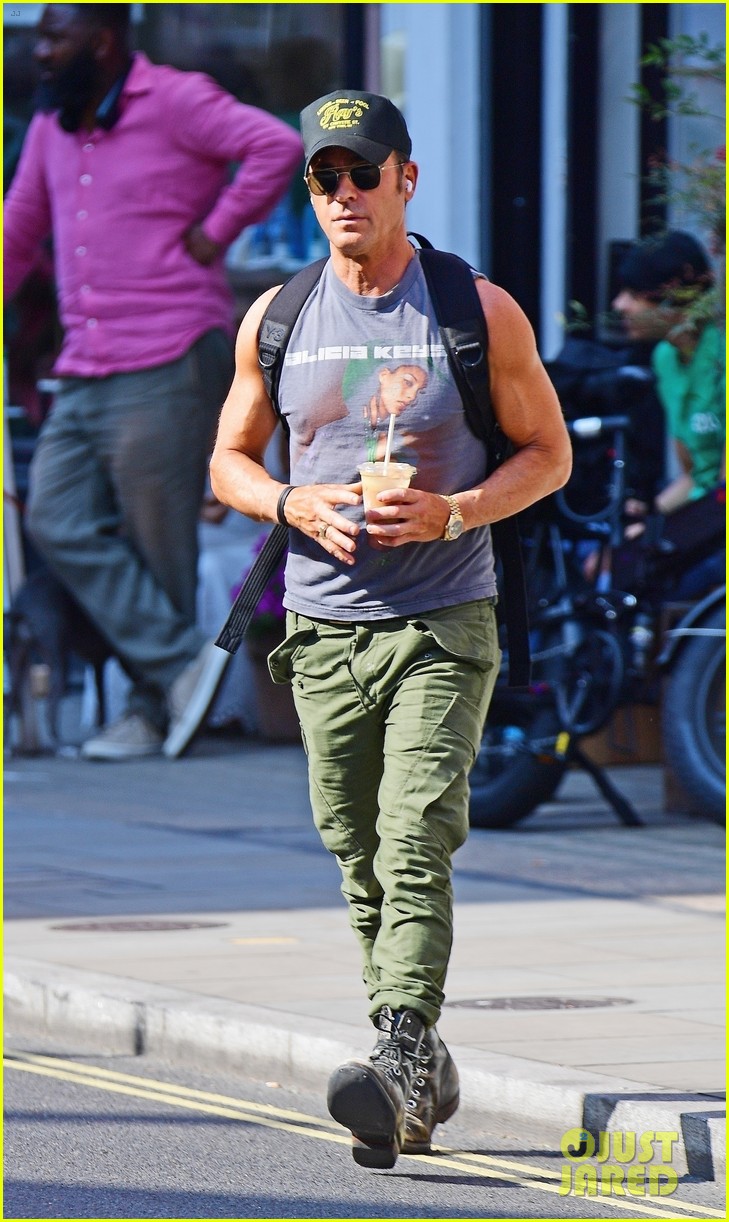 Justin Theroux Shows Off His Muscles During Day Out in London: Photo ...