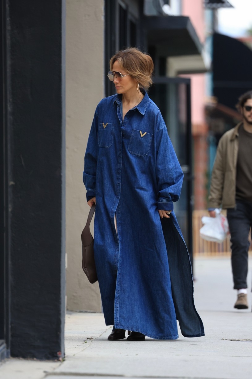 Jennifer Lopez Wore A Dramatic Jean Dress To Shop For Furniture in LA ...