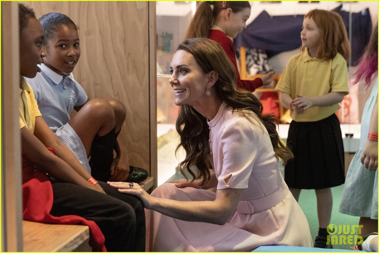 Kate Middleton Walks & Talks With School Kids During Young V&A Museum ...