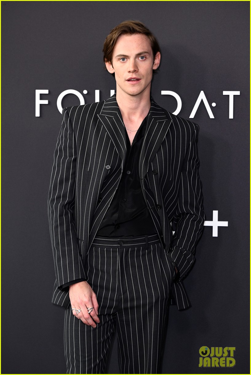 Lee Pace Bares His Arms in Sleeveless Top at 'Foundation' Season 2 ...