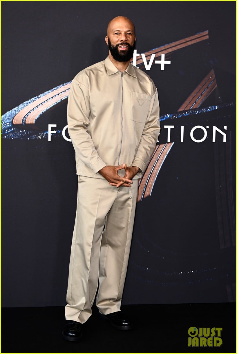 Lee Pace Bares His Arms in Sleeveless Top at 'Foundation' Season 2 ...