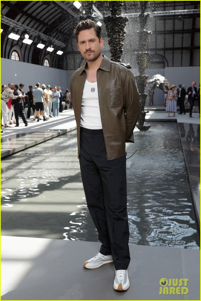 Edgar Ramirez Shows Off His Muscles at Loewe Fashion Show Alongside ...