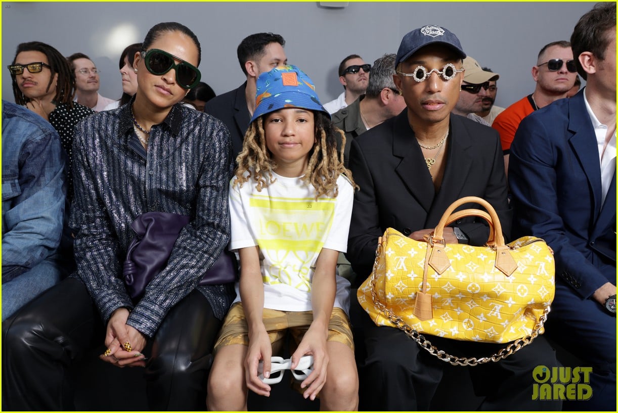 Edgar Ramirez Shows Off His Muscles at Loewe Fashion Show Alongside ...