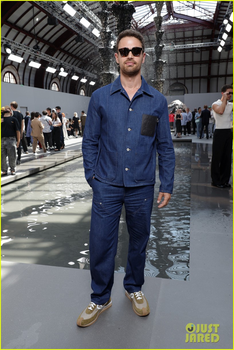 Edgar Ramirez Shows Off His Muscles at Loewe Fashion Show Alongside ...
