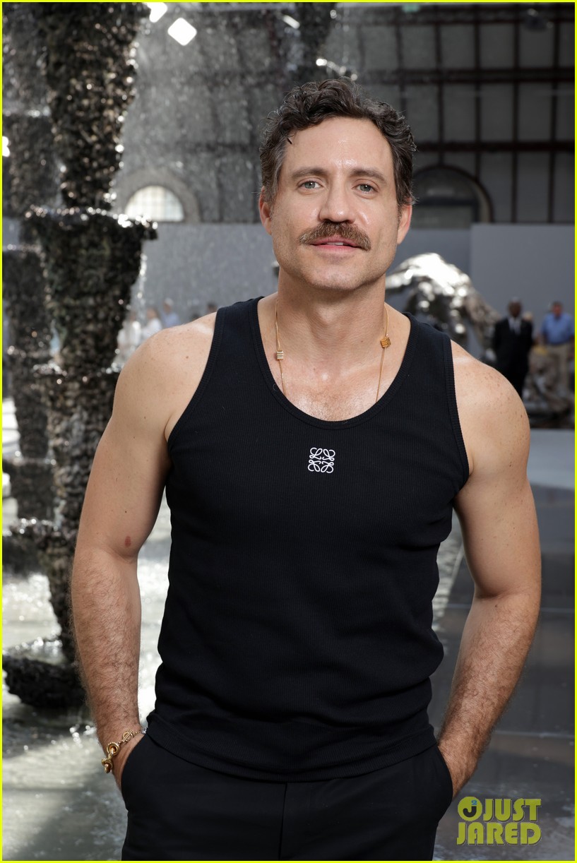 Edgar Ramirez Shows Off His Muscles at Loewe Fashion Show Alongside ...