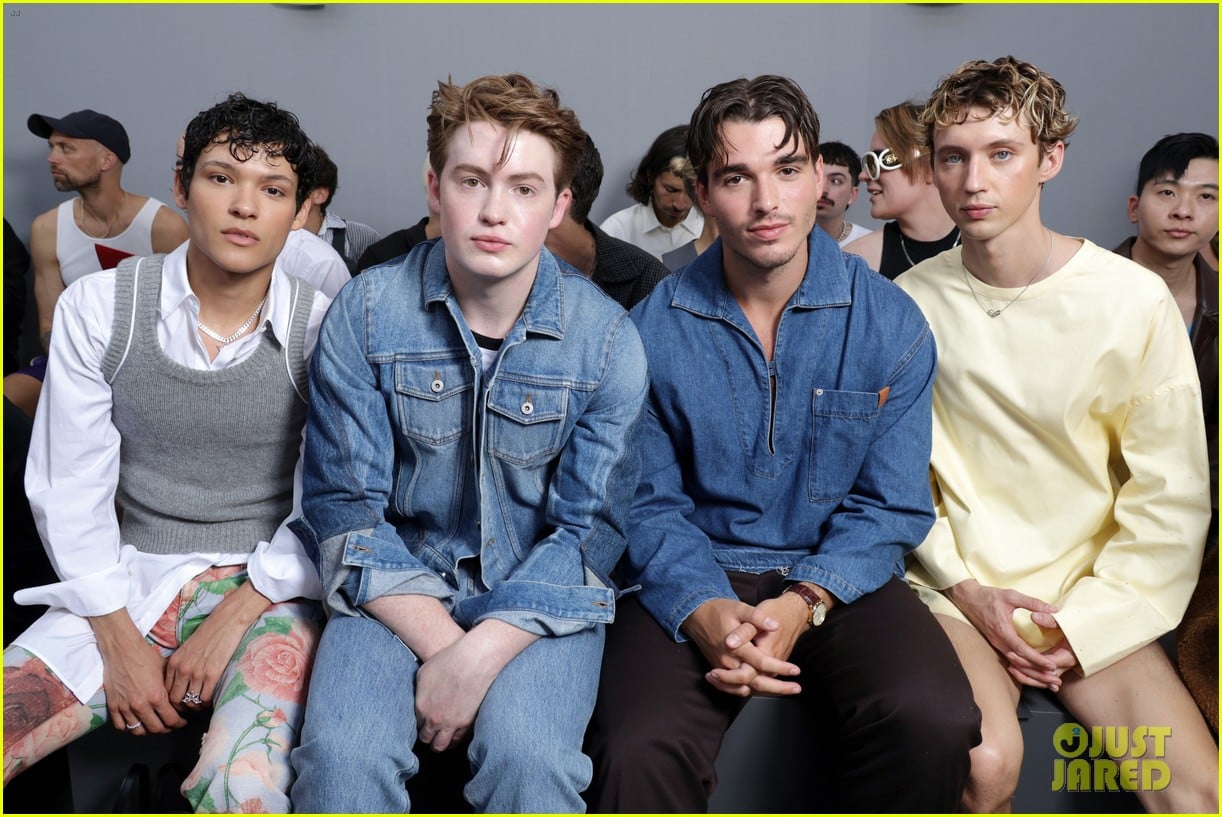 Edgar Ramirez Shows Off His Muscles at Loewe Fashion Show Alongside ...