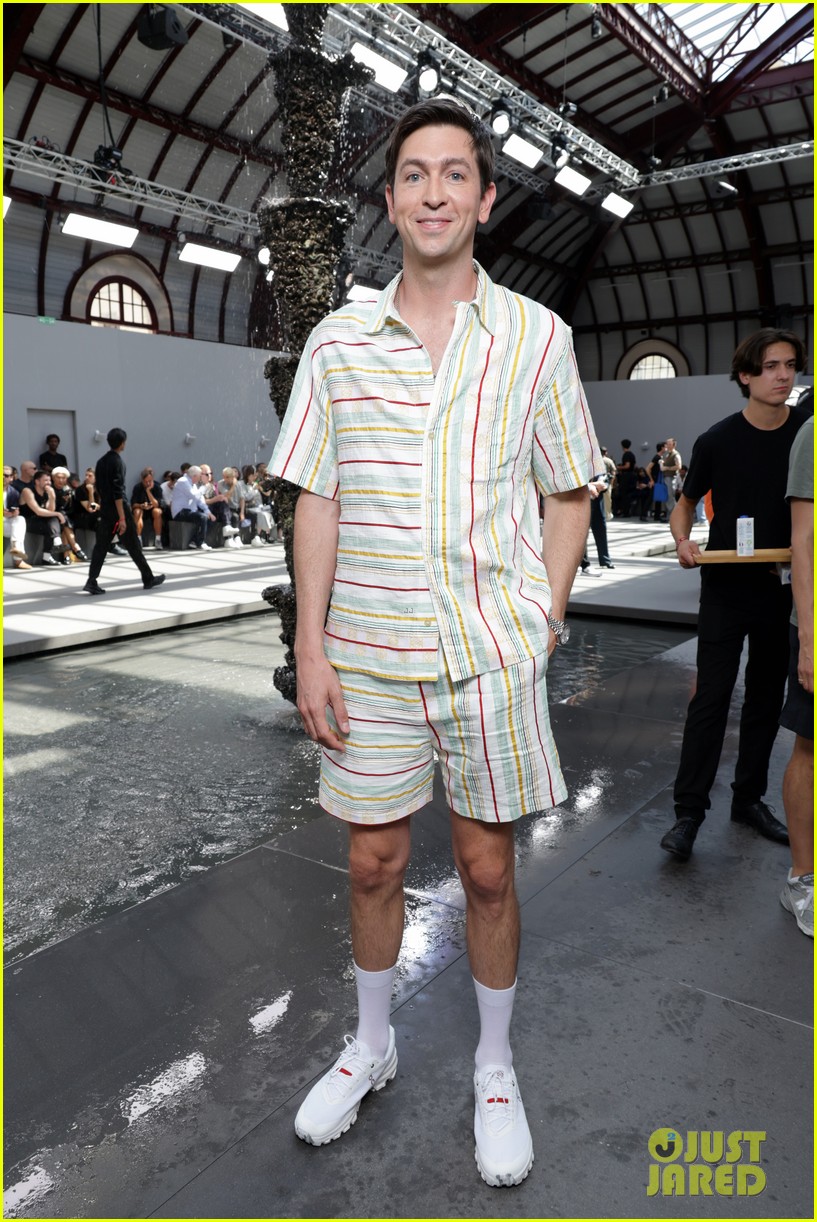 Edgar Ramirez Shows Off His Muscles at Loewe Fashion Show Alongside ...