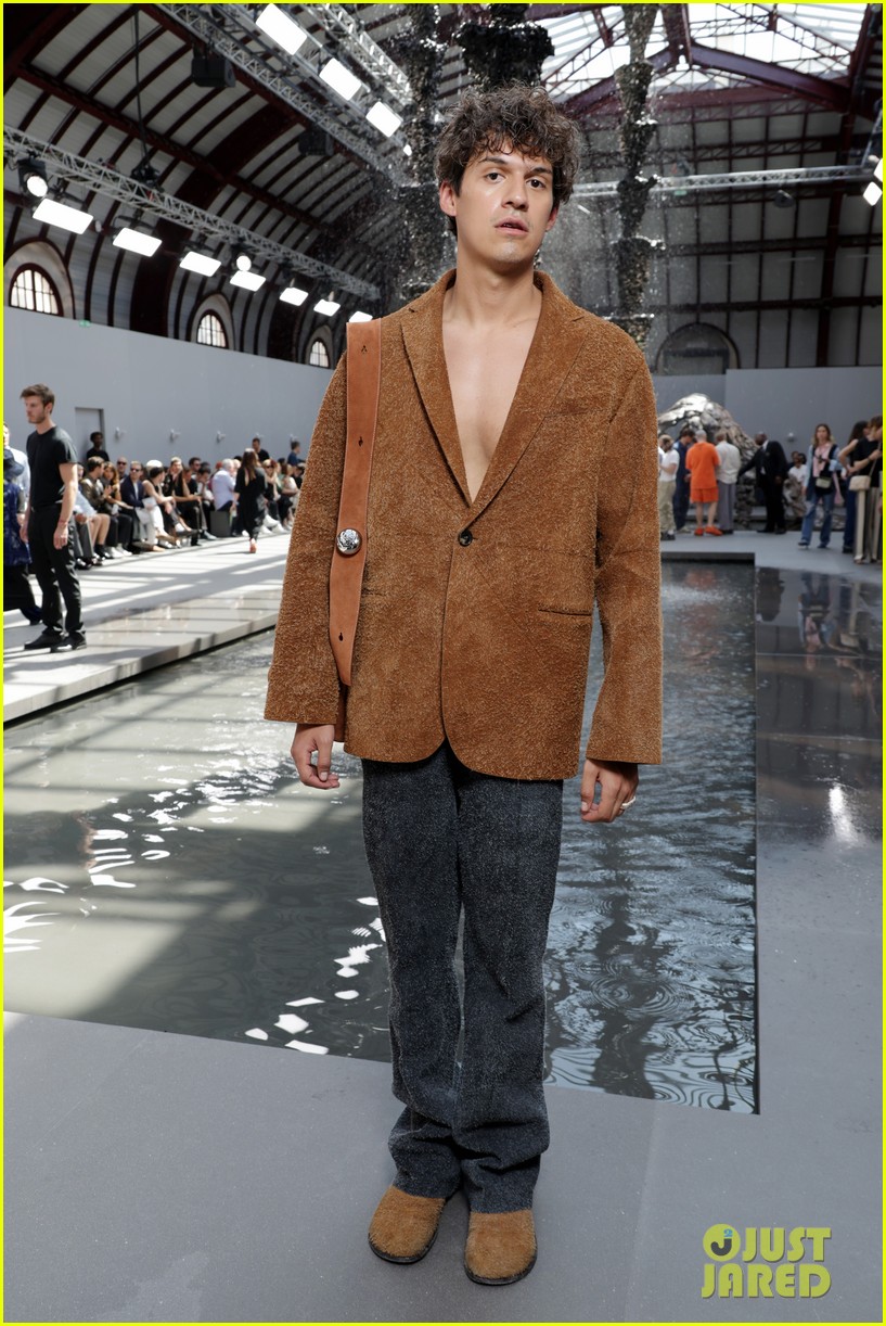 Edgar Ramirez Shows Off His Muscles at Loewe Fashion Show Alongside ...