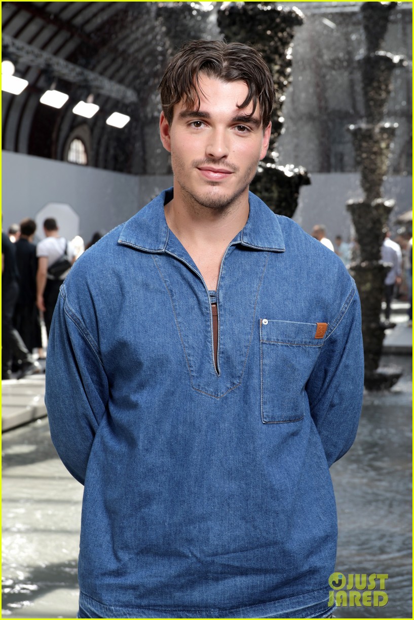 Edgar Ramirez Shows Off His Muscles at Loewe Fashion Show Alongside ...