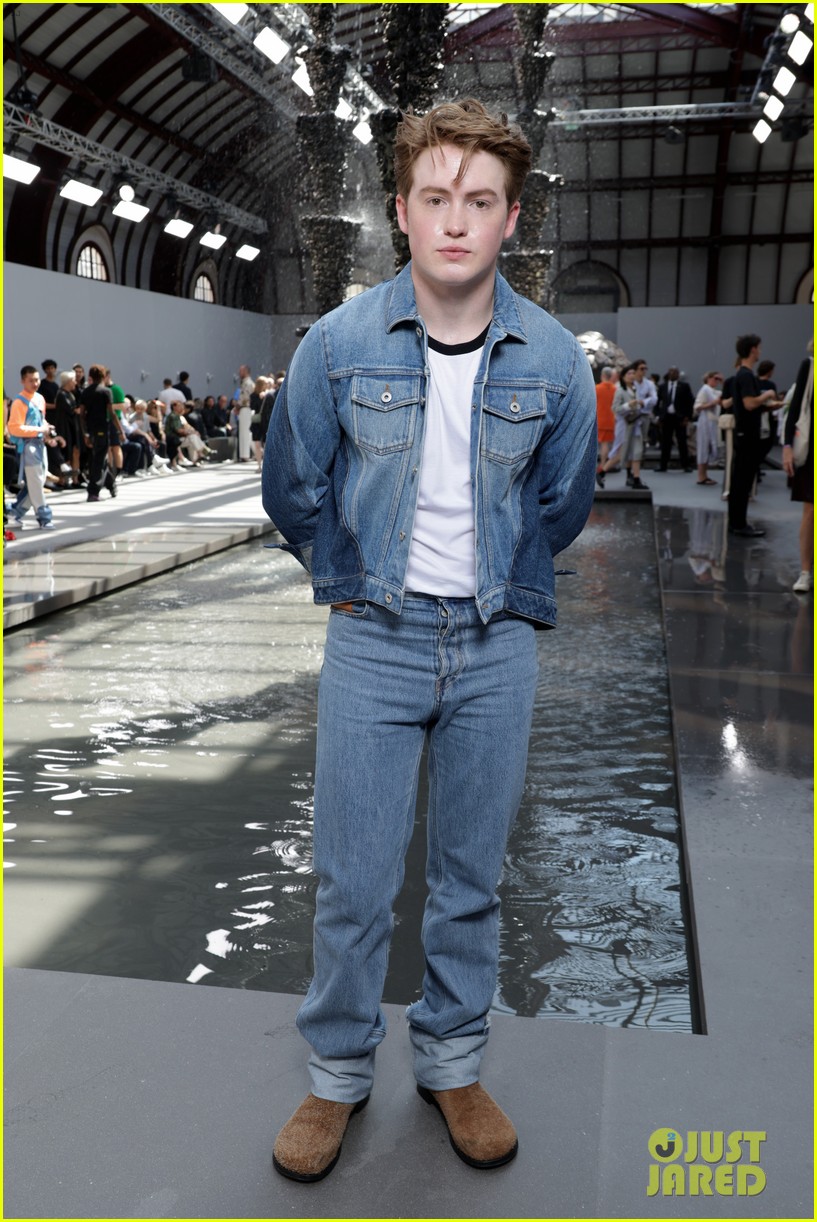 Edgar Ramirez Shows Off His Muscles at Loewe Fashion Show Alongside ...