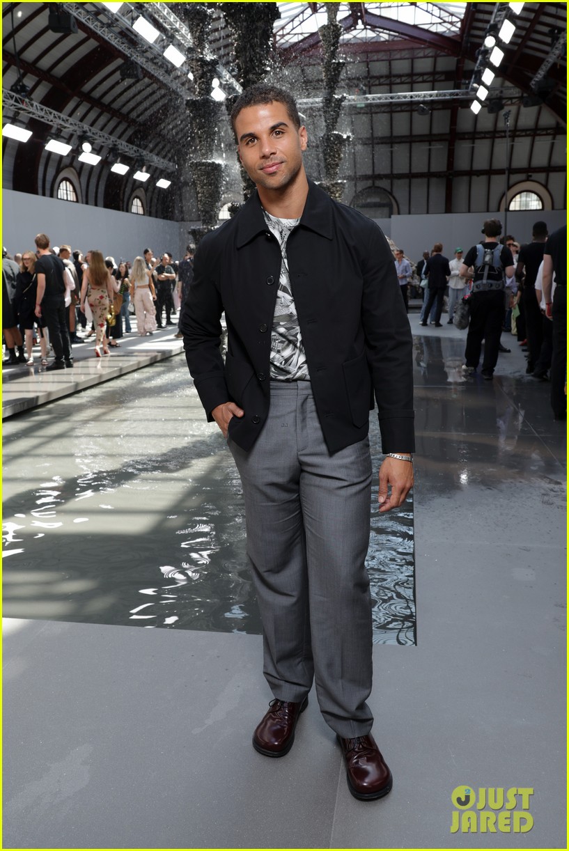 Edgar Ramirez Shows Off His Muscles at Loewe Fashion Show Alongside ...