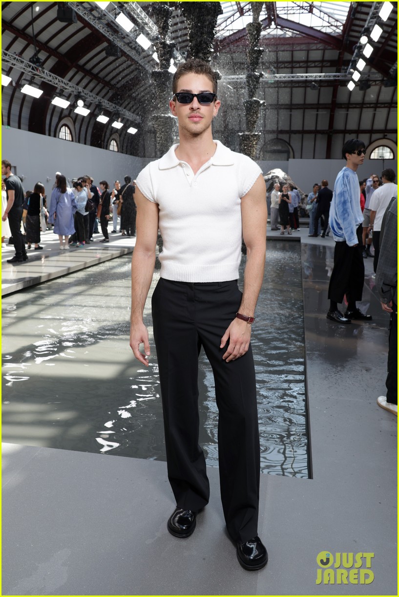 Edgar Ramirez Shows Off His Muscles at Loewe Fashion Show Alongside ...