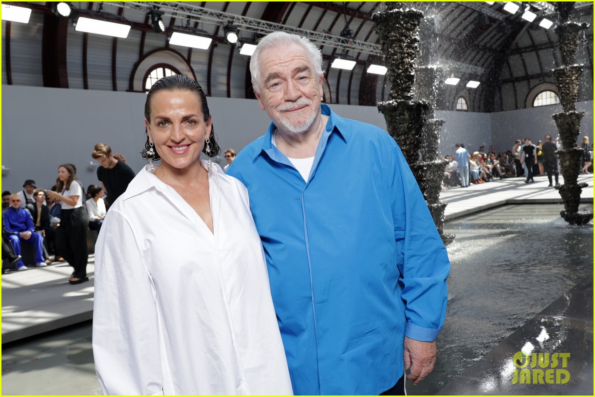 Edgar Ramirez Shows Off His Muscles at Loewe Fashion Show Alongside ...